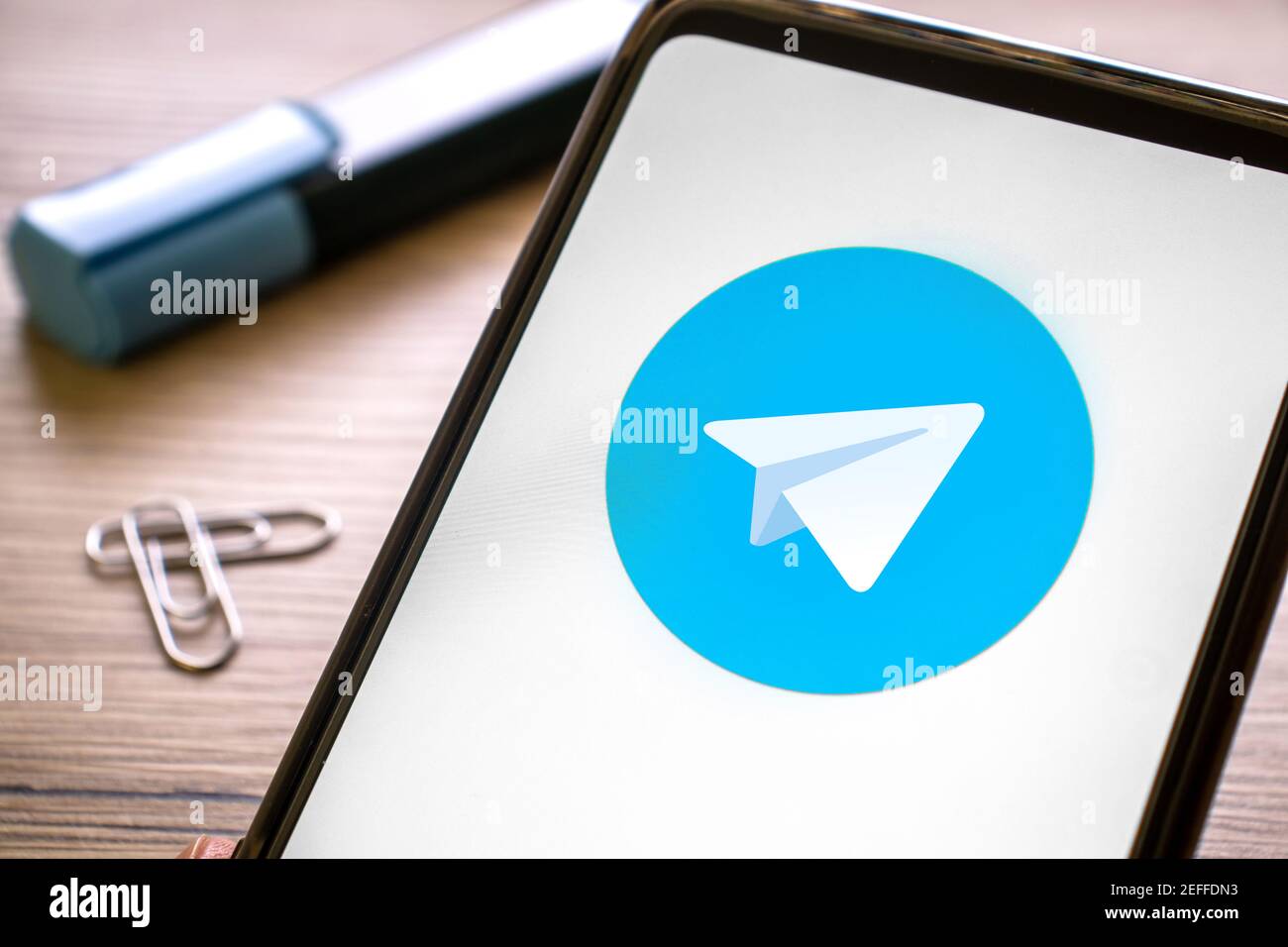 Telegram logo symbol hi-res stock photography and images - Alamy