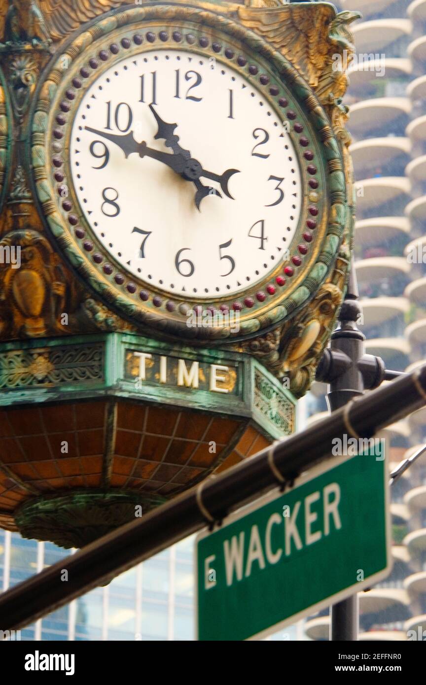 Chicago clock vertical hi-res stock photography and images - Alamy