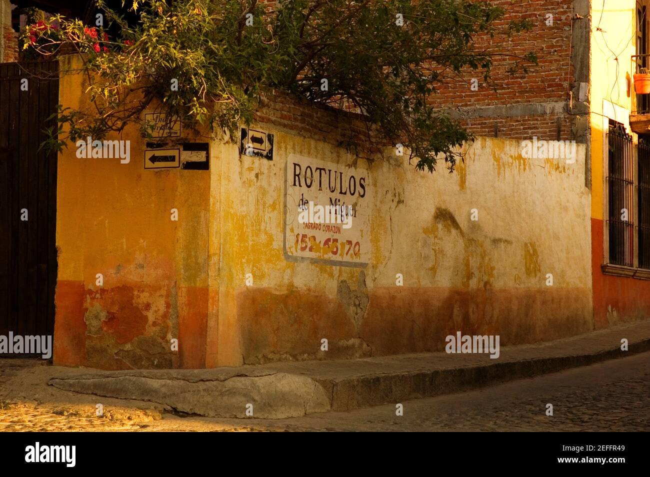 Orthographic arrow hi-res stock photography and images - Alamy