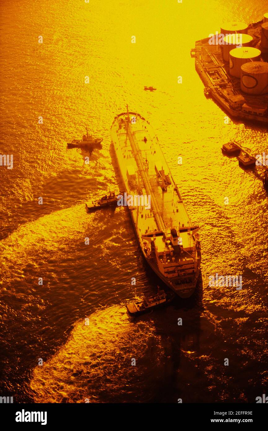 Tugboat and supertanker hi-res stock photography and images - Alamy