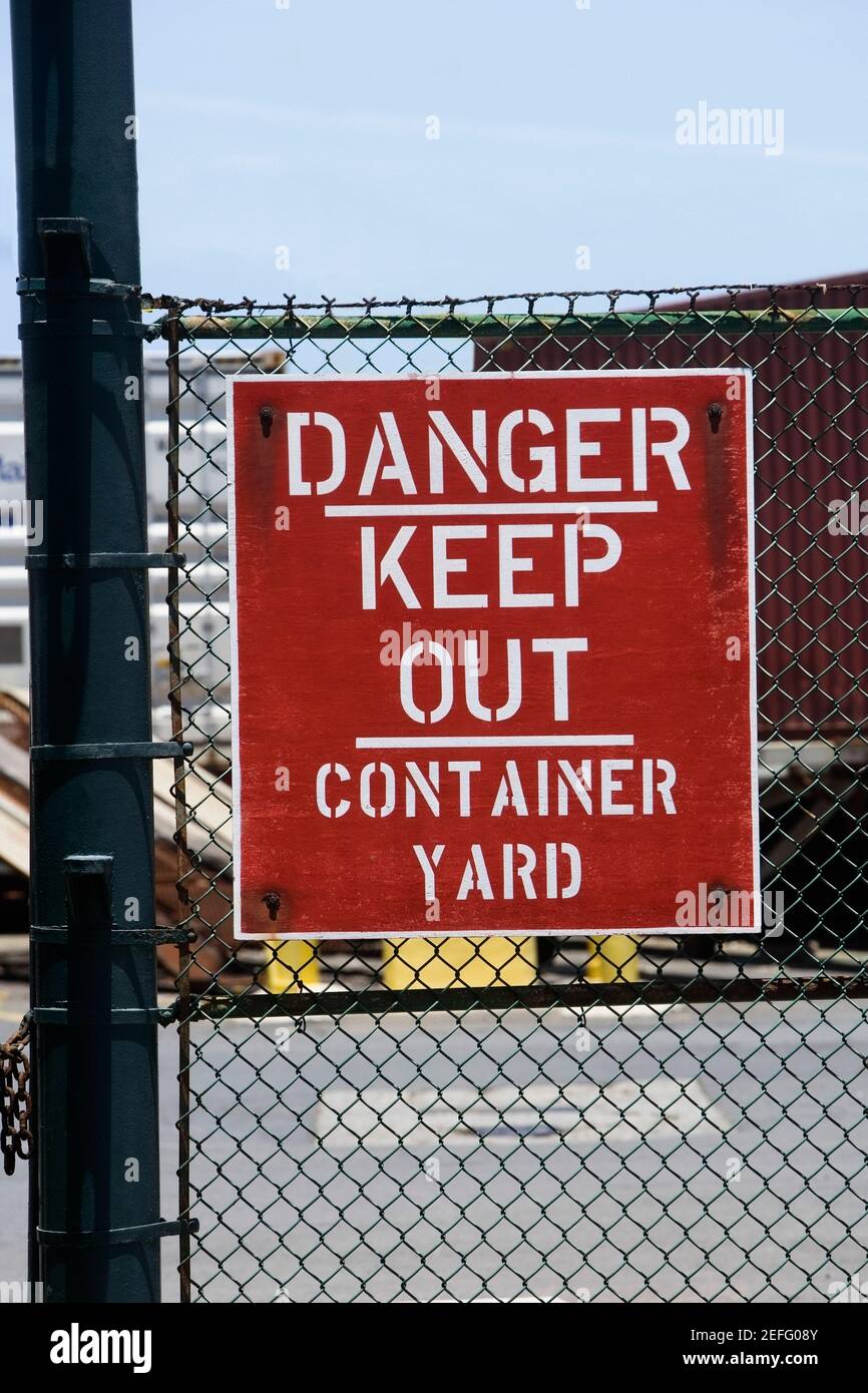 Chain link fence warning sign hi-res stock photography and images - Alamy