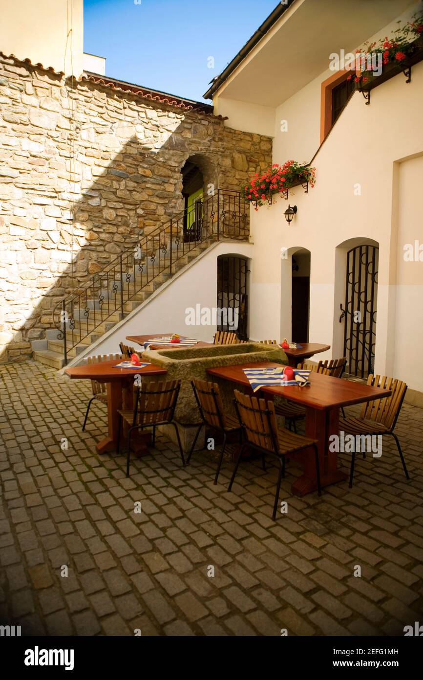 Courtyard ground floor courtyard hi-res stock photography and images ...