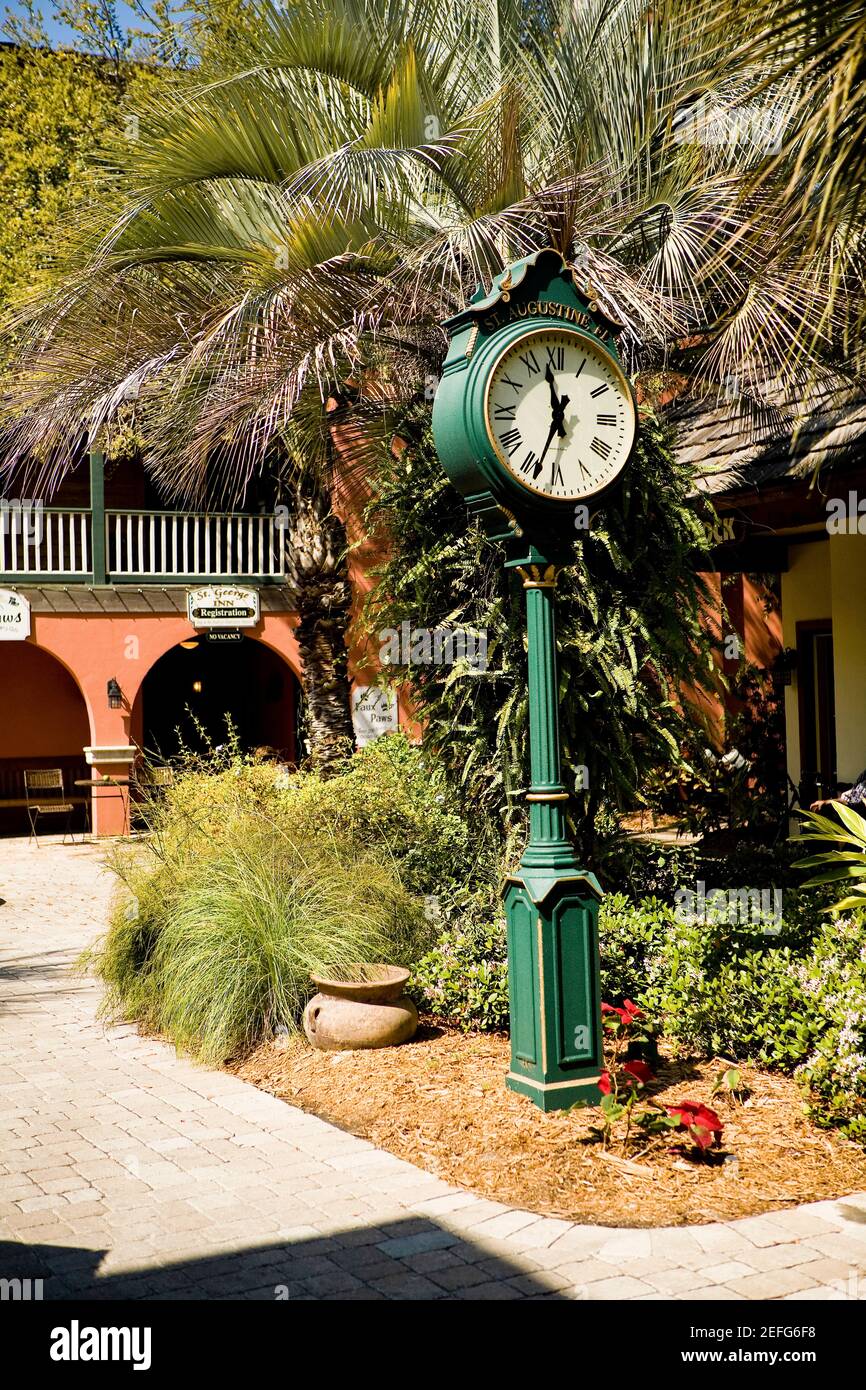 Street pedestal clock hi-res stock photography and images - Alamy