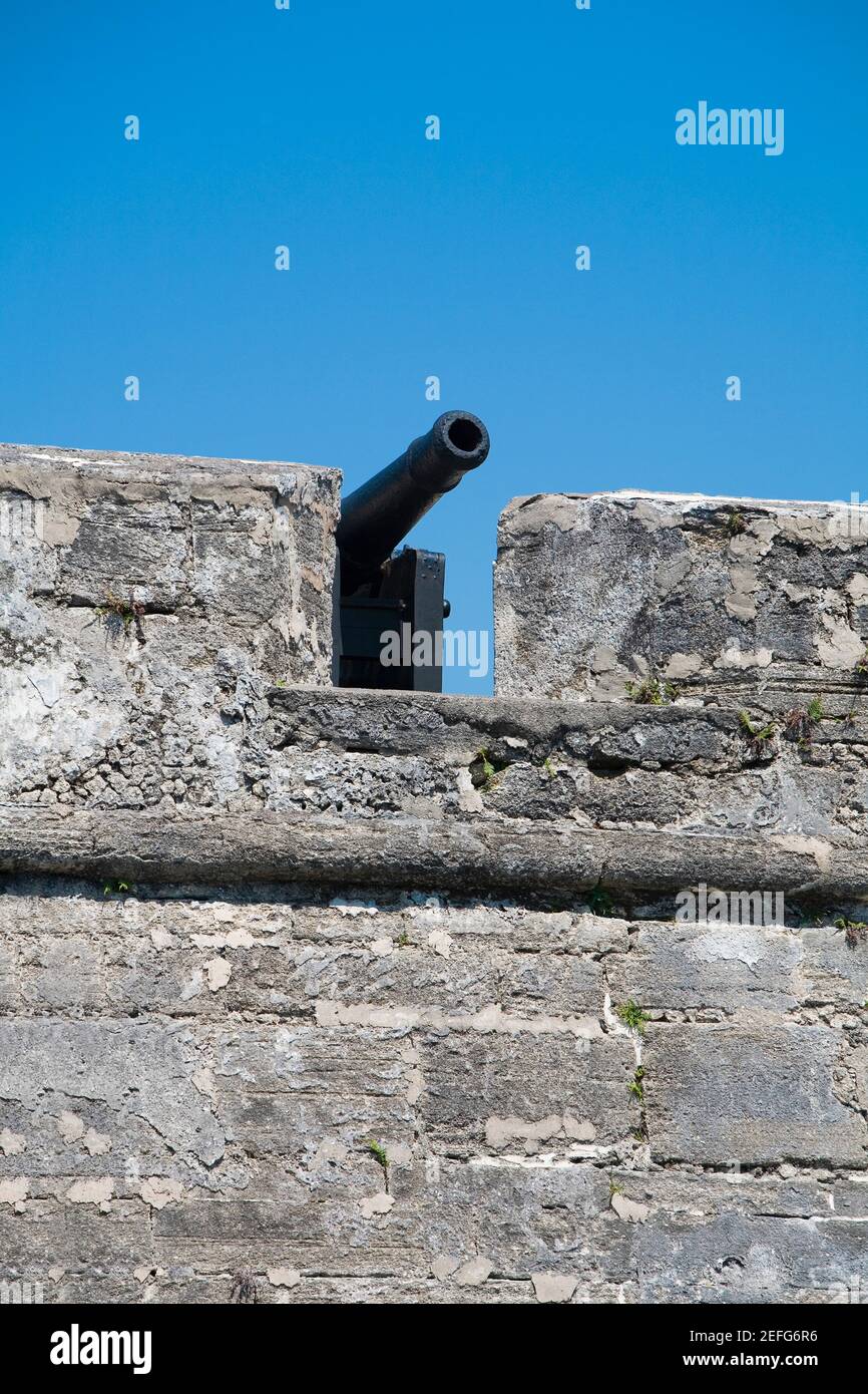 Cannon on a brick wall hi-res stock photography and images - Alamy