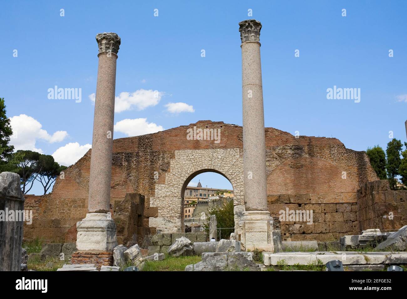 Broken ancient arch hi-res stock photography and images - Alamy
