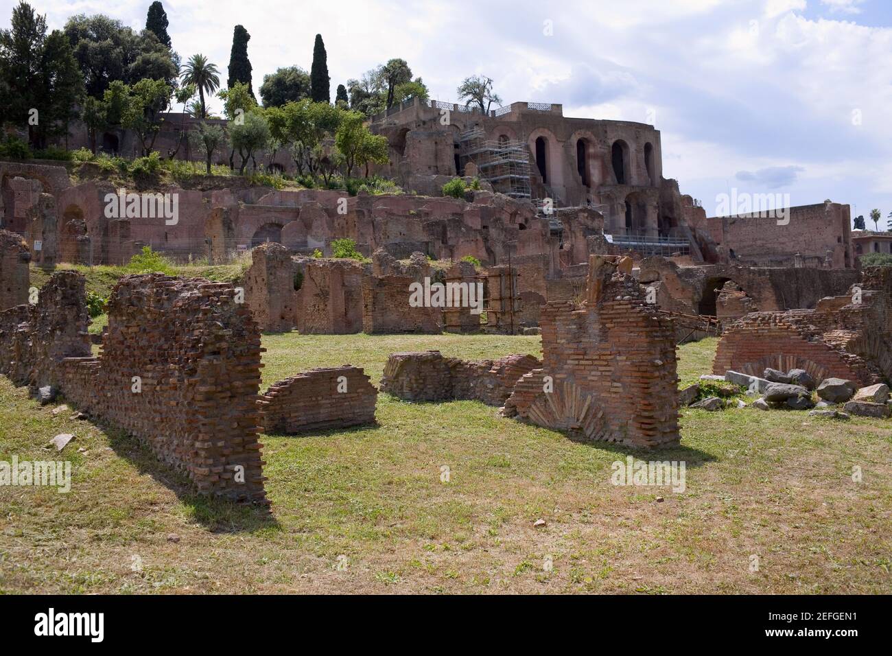 Ancient roman building made hi-res stock photography and images - Alamy