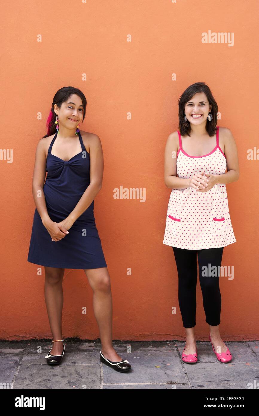 Two women in front of a wall hi-res stock photography and images - Alamy