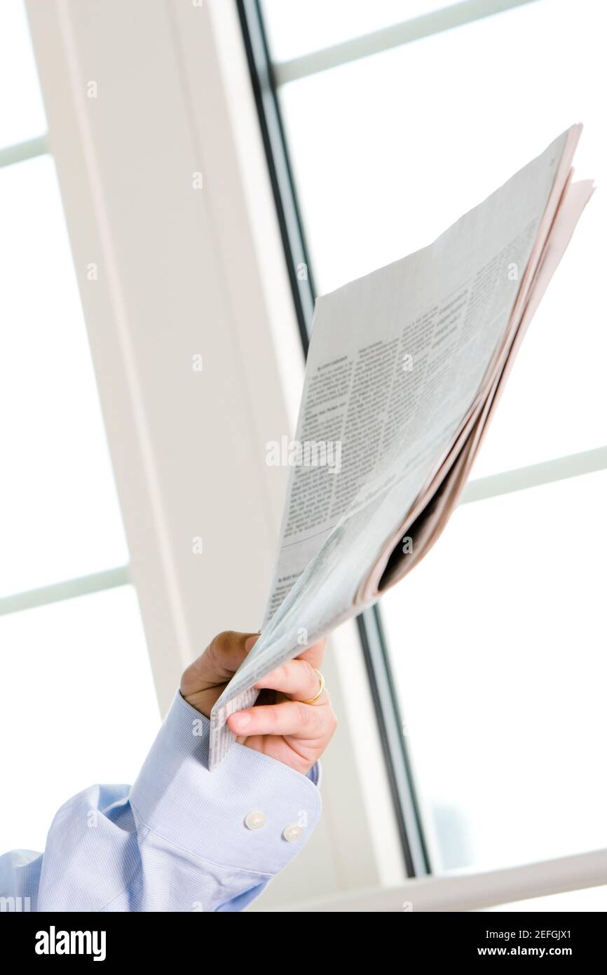 Holding a newspaper hi-res stock photography and images - Alamy