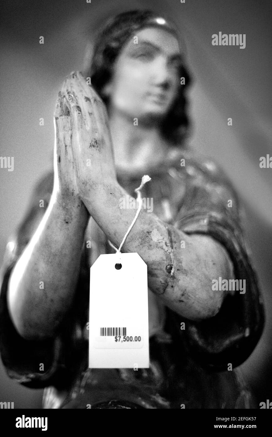 Praying hands statue hi-res stock photography and images - Alamy