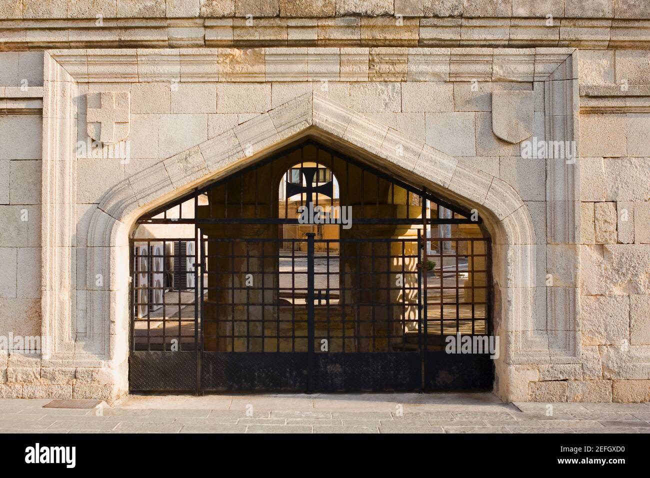 Entrance gate building arch hi-res stock photography and images - Alamy
