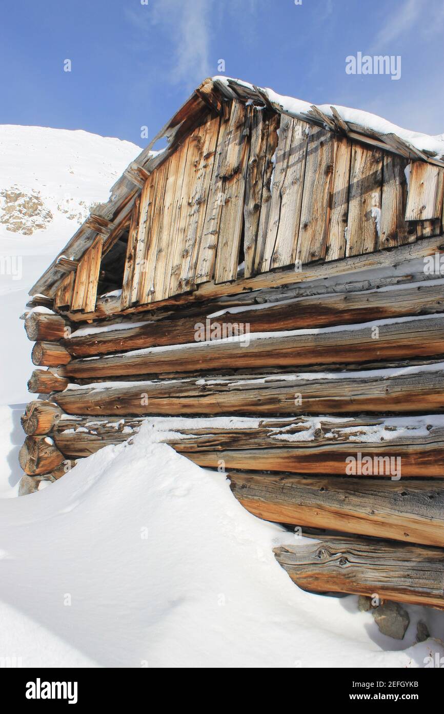Winter Home In the Snowy Mountain Peaks Stock Photo - Alamy