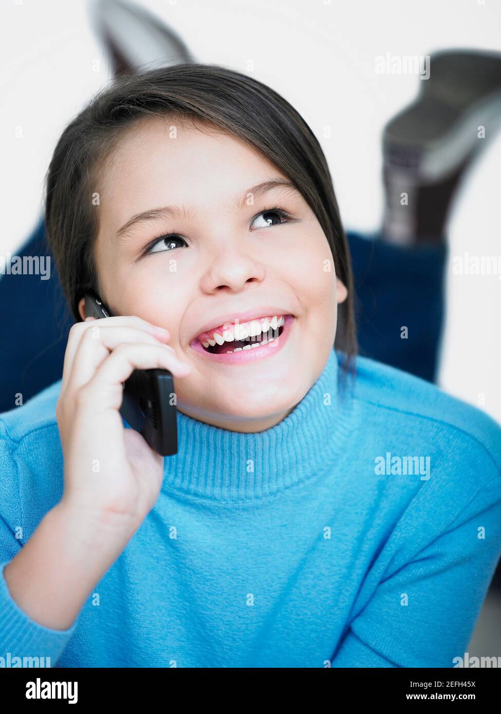 Tween girl on cell phone hi-res stock photography and images - Alamy