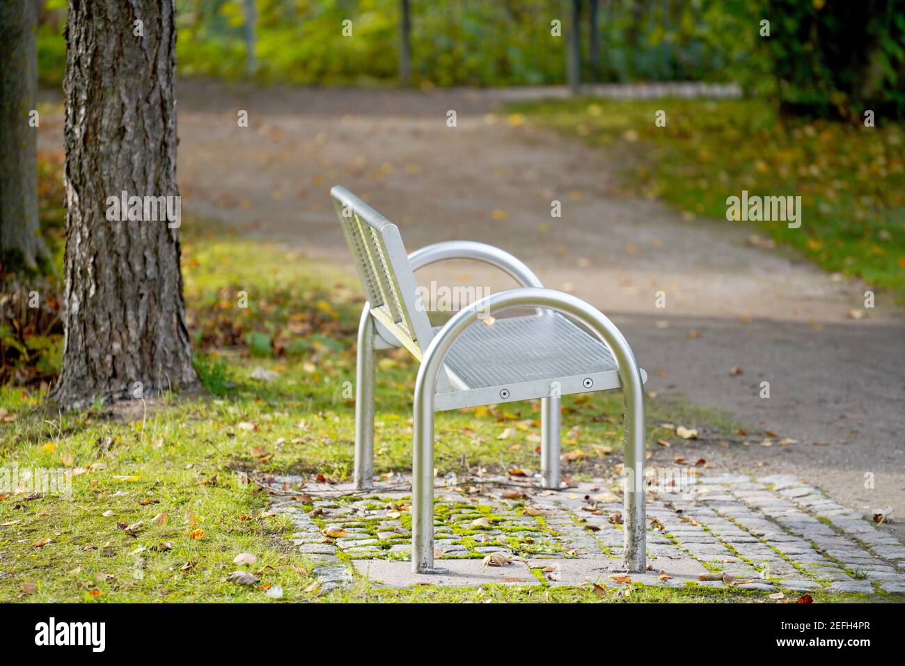 Simple metal bench hi-res stock photography and images - Alamy