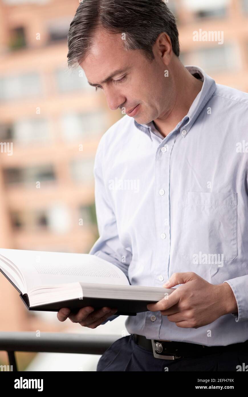 Man standing up reading a book hi-res stock photography and images - Alamy