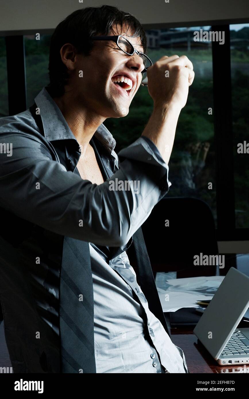 Screaming people in profile hi-res stock photography and images - Alamy