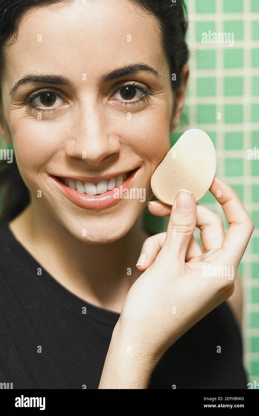Woman holding powder puff hi-res stock photography and images - Alamy