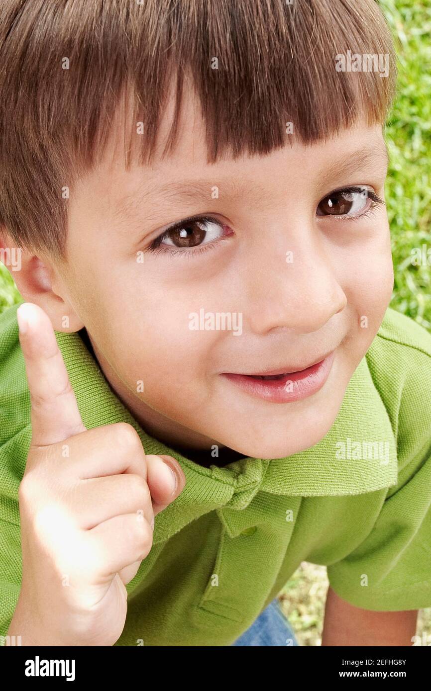 Boy 6 pointing hi-res stock photography and images - Alamy