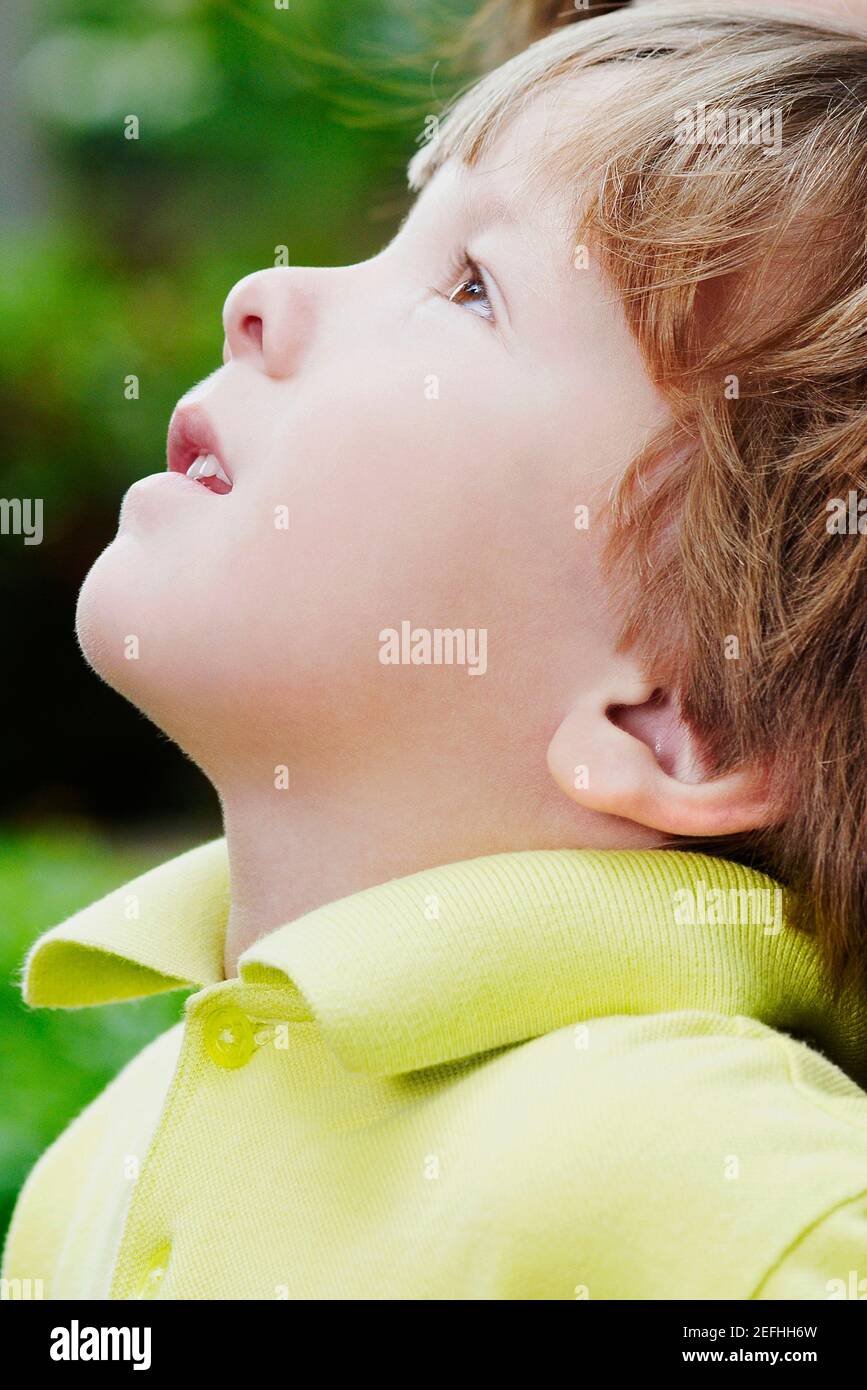 Side profile of a boy looking up Stock Photo - Alamy