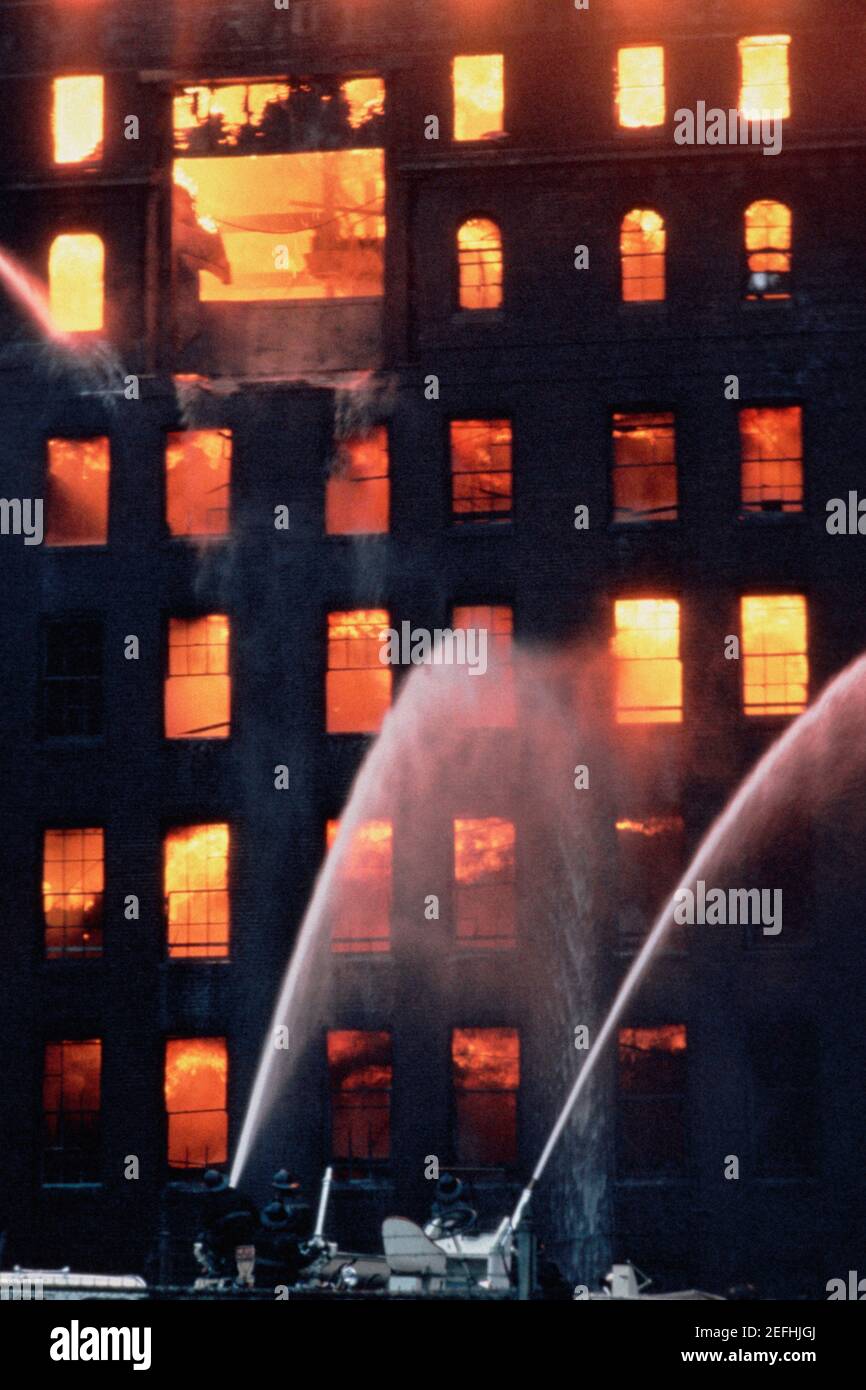 Large apartment fire hi-res stock photography and images - Alamy