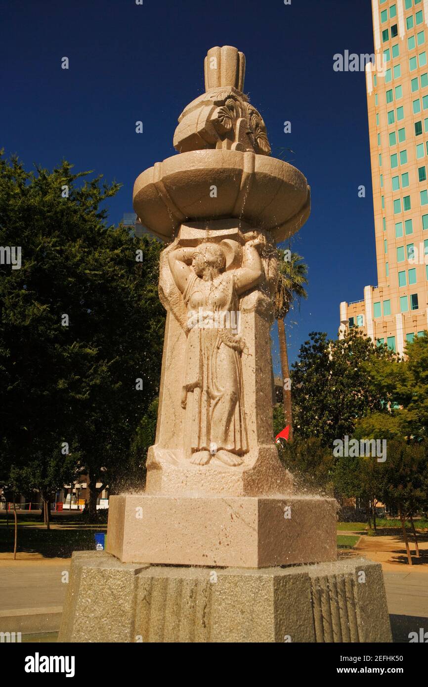 Fountain in front office building hi-res stock photography and images ...