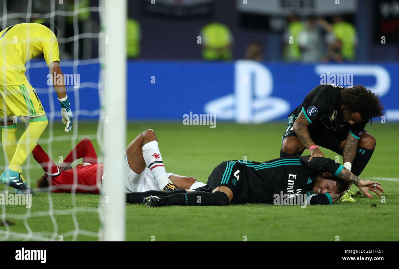 Clashing heads football hi-res stock photography and images - Alamy