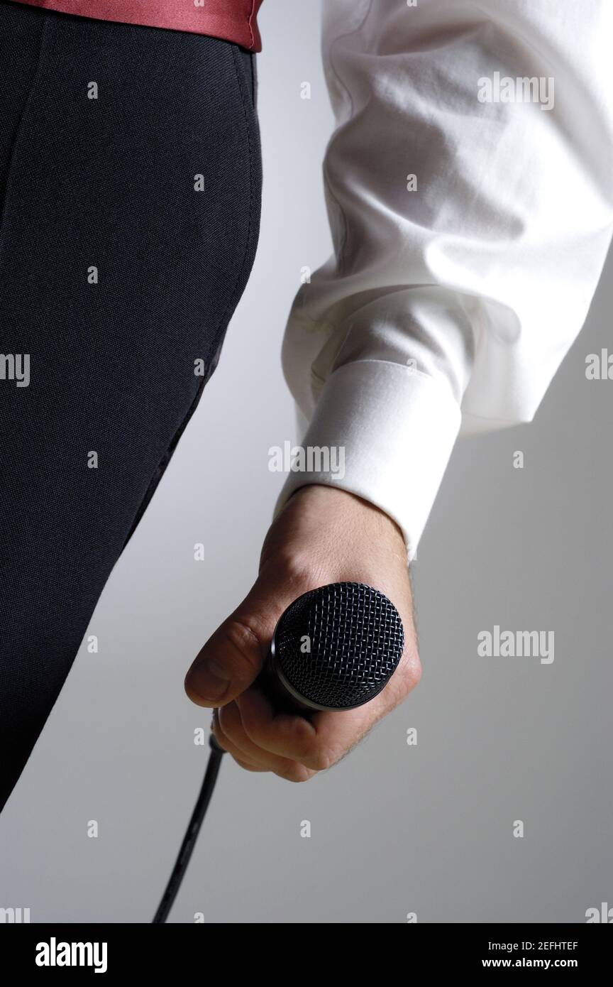 Hand holding a microphone hi-res stock photography and images - Alamy