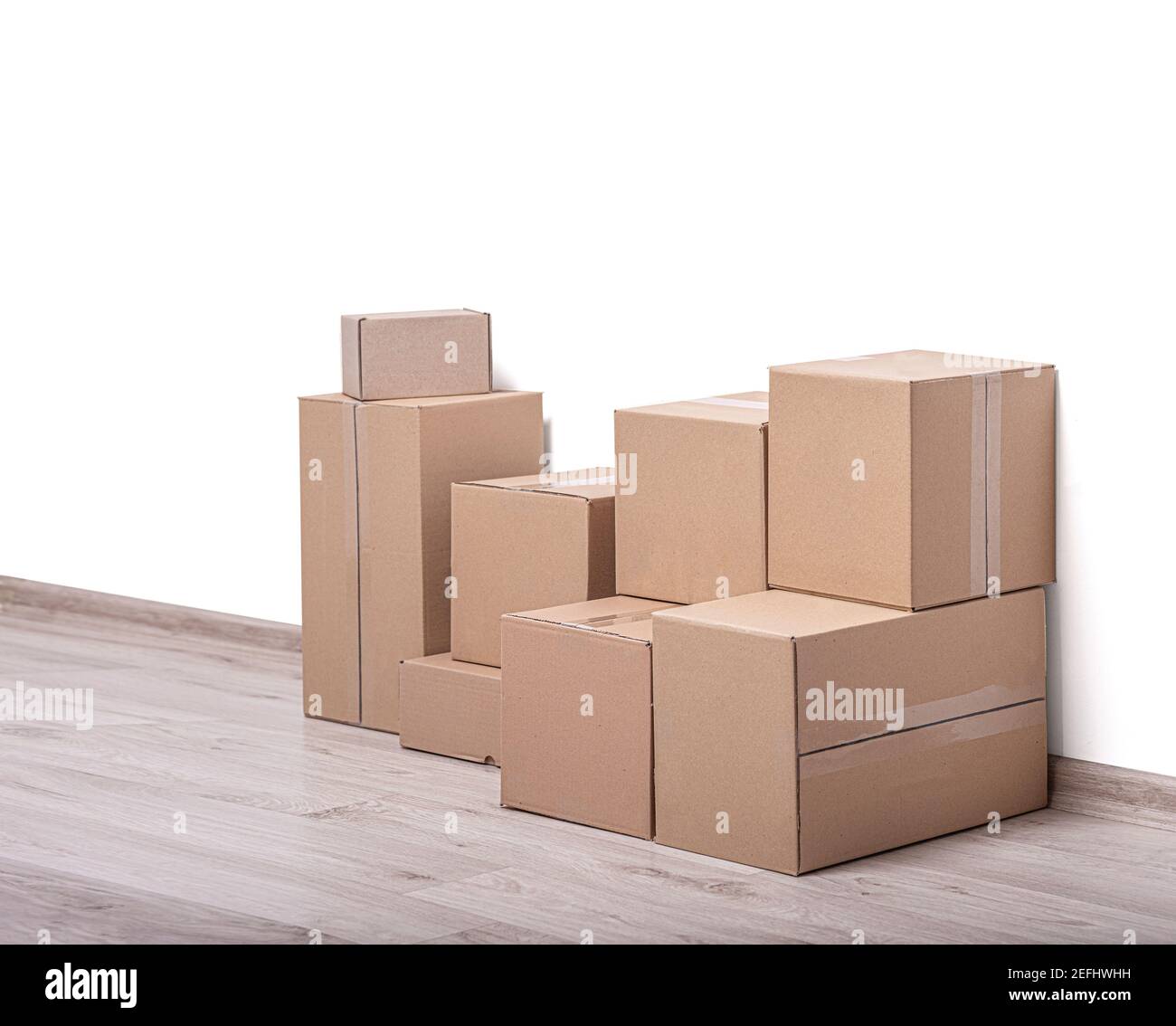 Empty room with cardboard boxes Stock Photo - Alamy