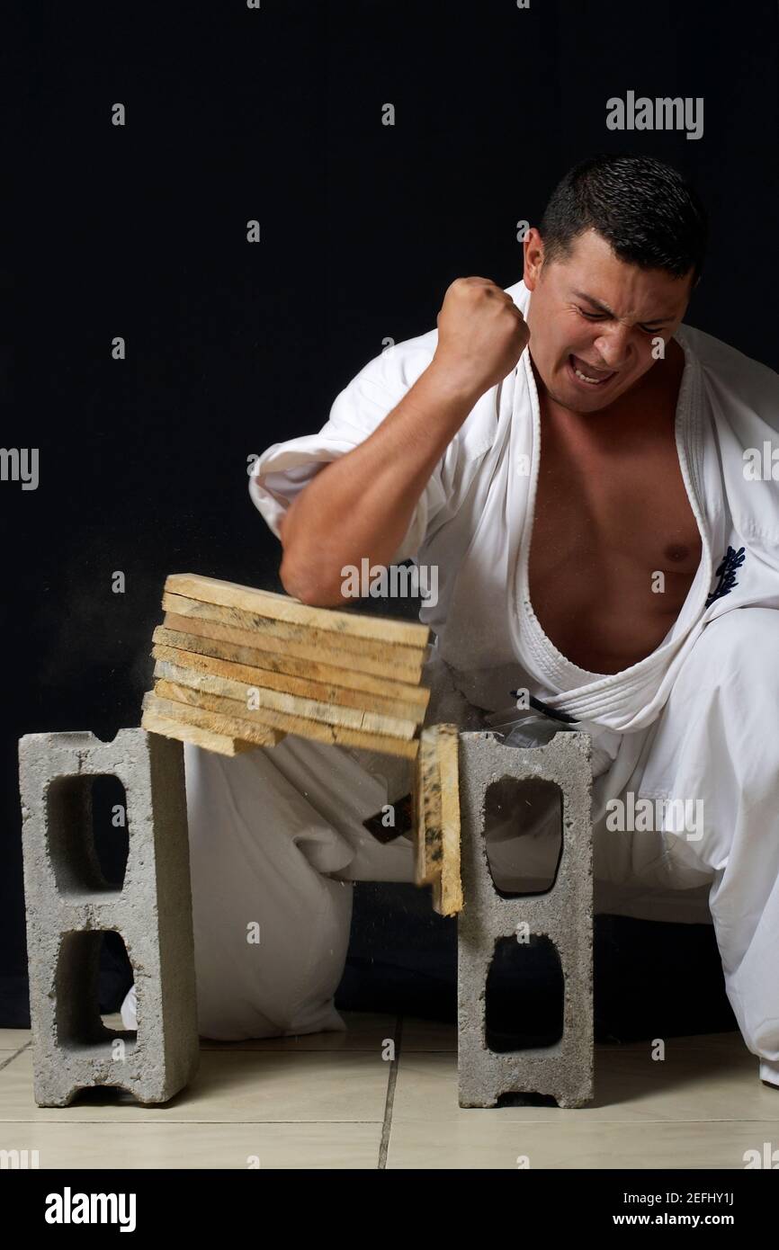 Breaking wood karate hi-res stock photography and images - Alamy