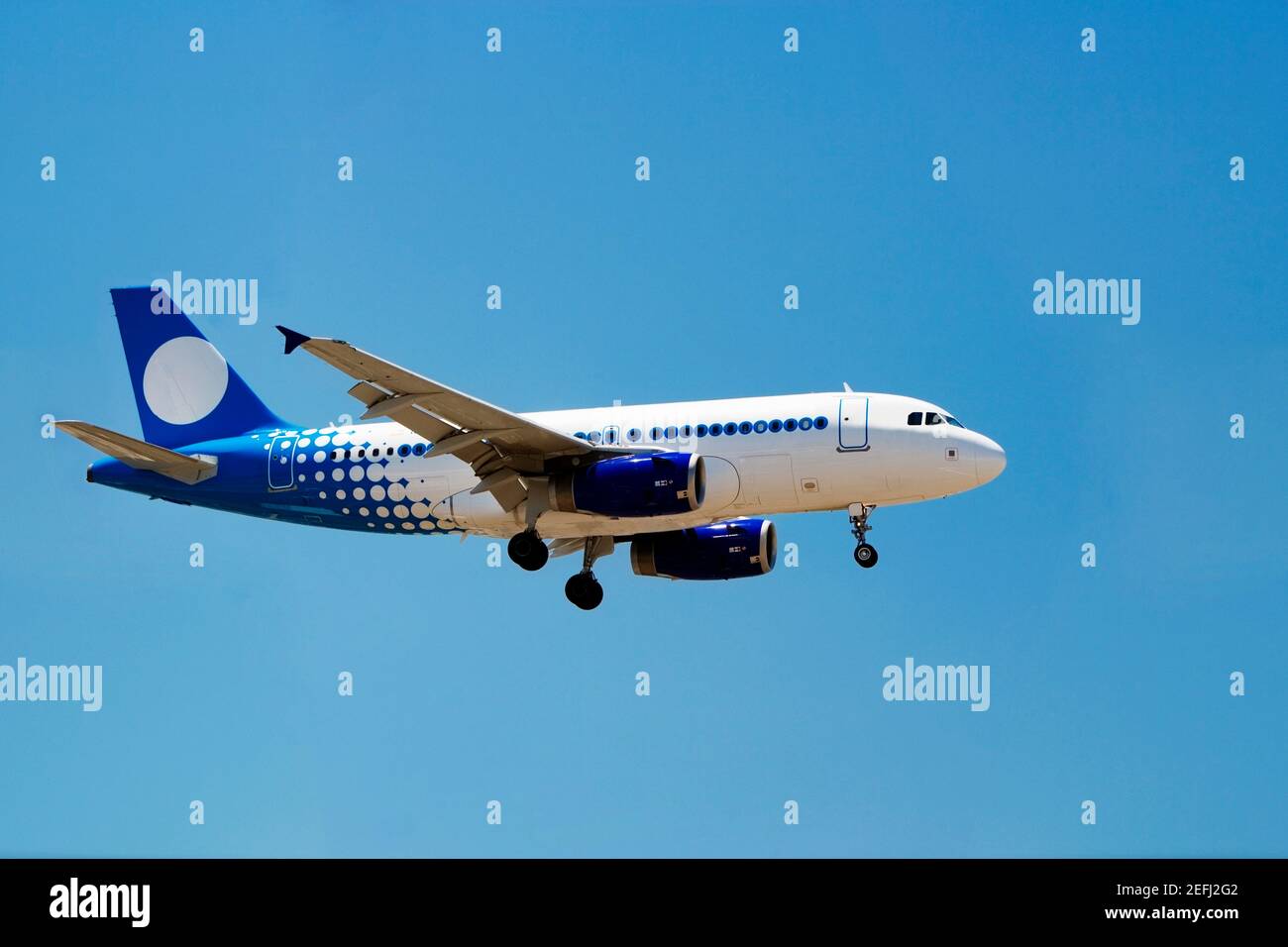 Commercial airplane side view hi-res stock photography and images - Alamy