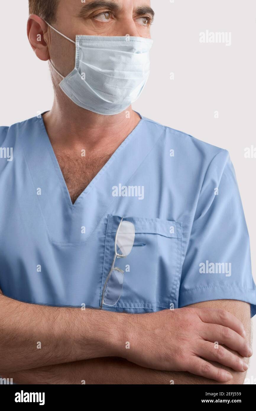 Male surgeon wearing a surgical mask Stock Photo - Alamy