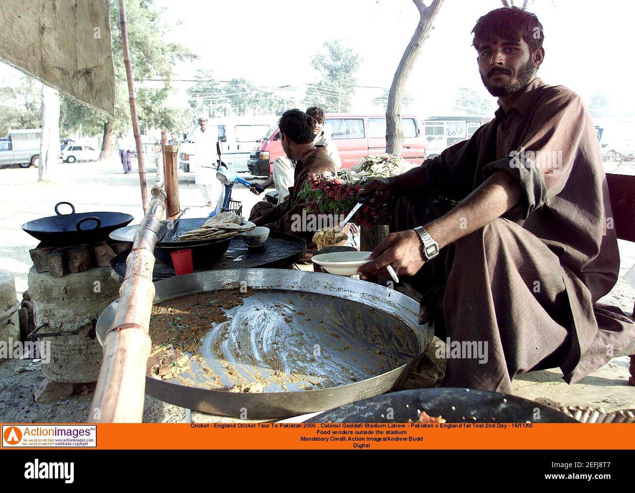 Outside food venders hi-res stock photography and images - Alamy