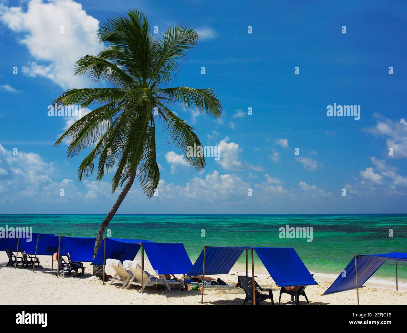 Tents on the beach, Spratt Bight Beach, San Andres, Providencia y Santa ...