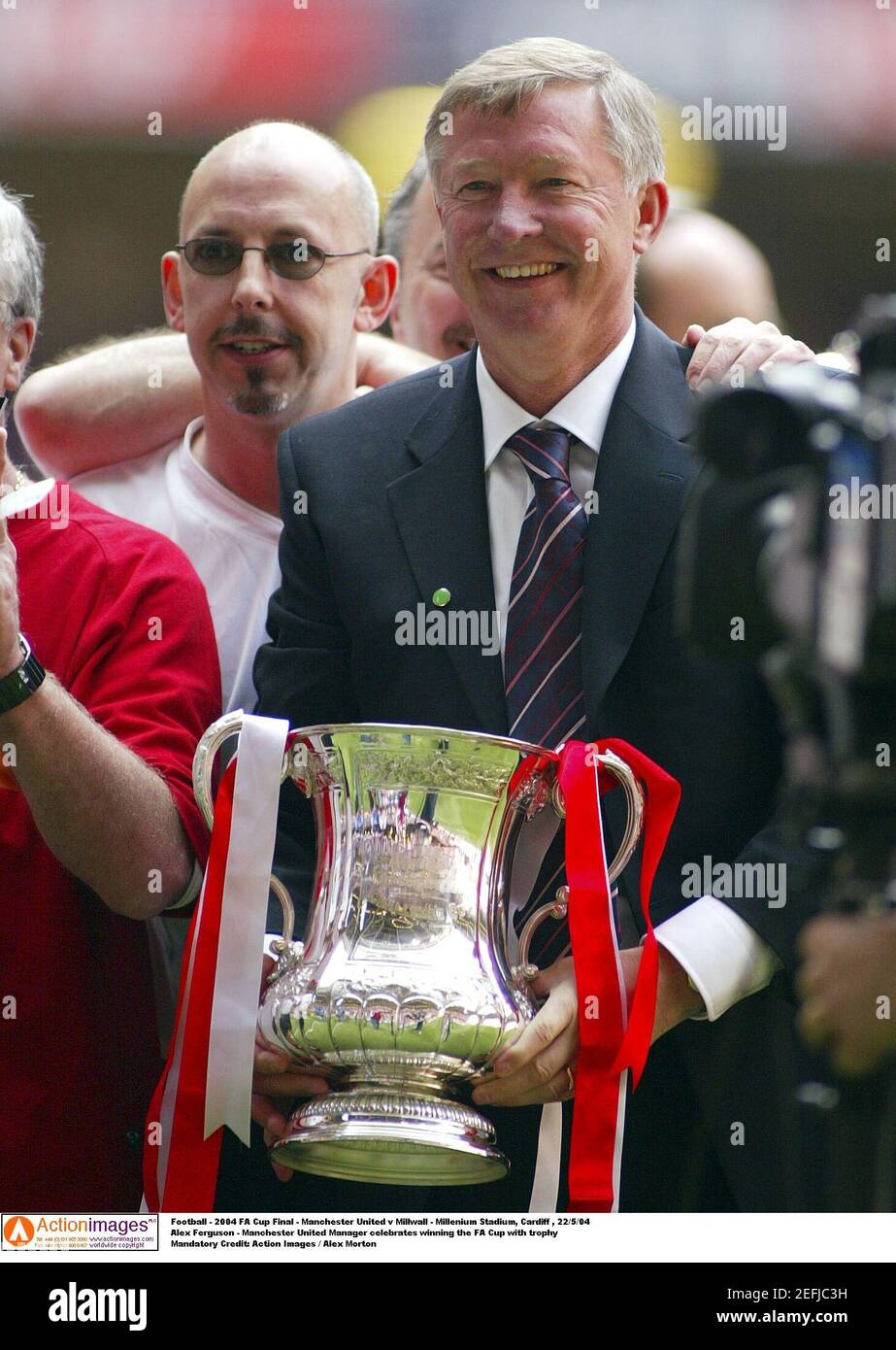 Manchester united manager alex ferguson with fa cup trophy hi-res stock ...