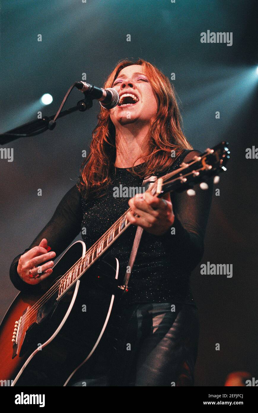 Sheryl crow guitar hi-res stock photography and images - Alamy
