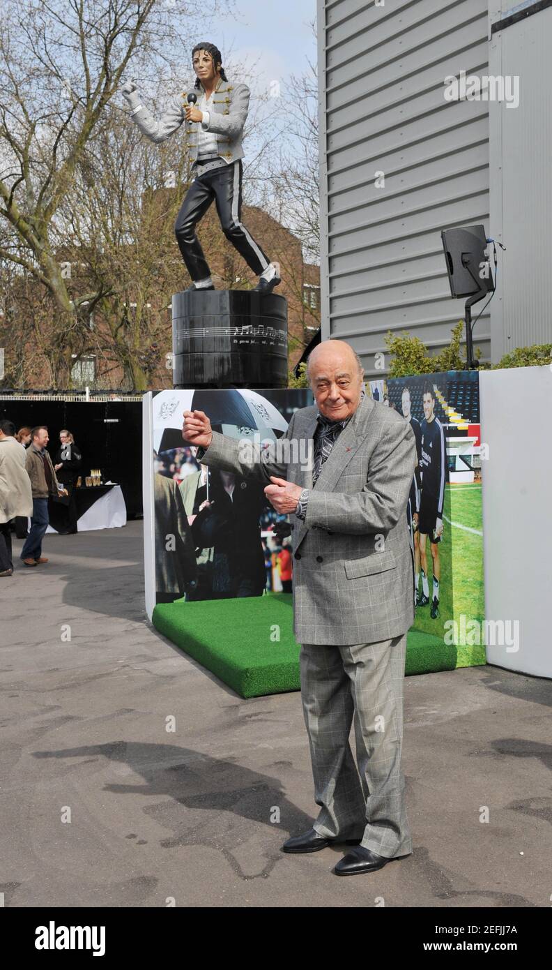The michael jackson statue outside craven cottage hi-res stock ...