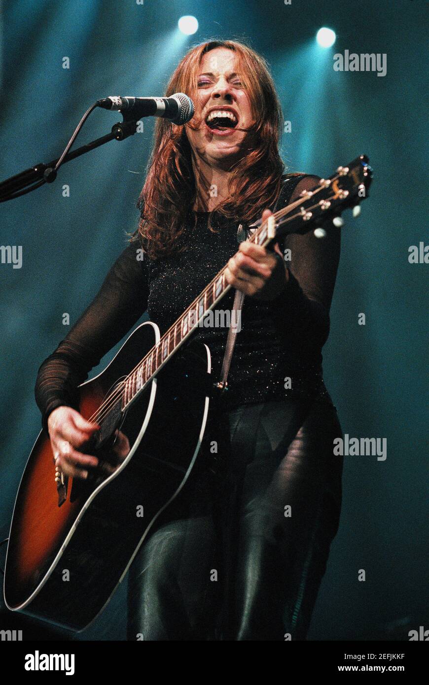 Sheryl crow guitar hi-res stock photography and images - Alamy