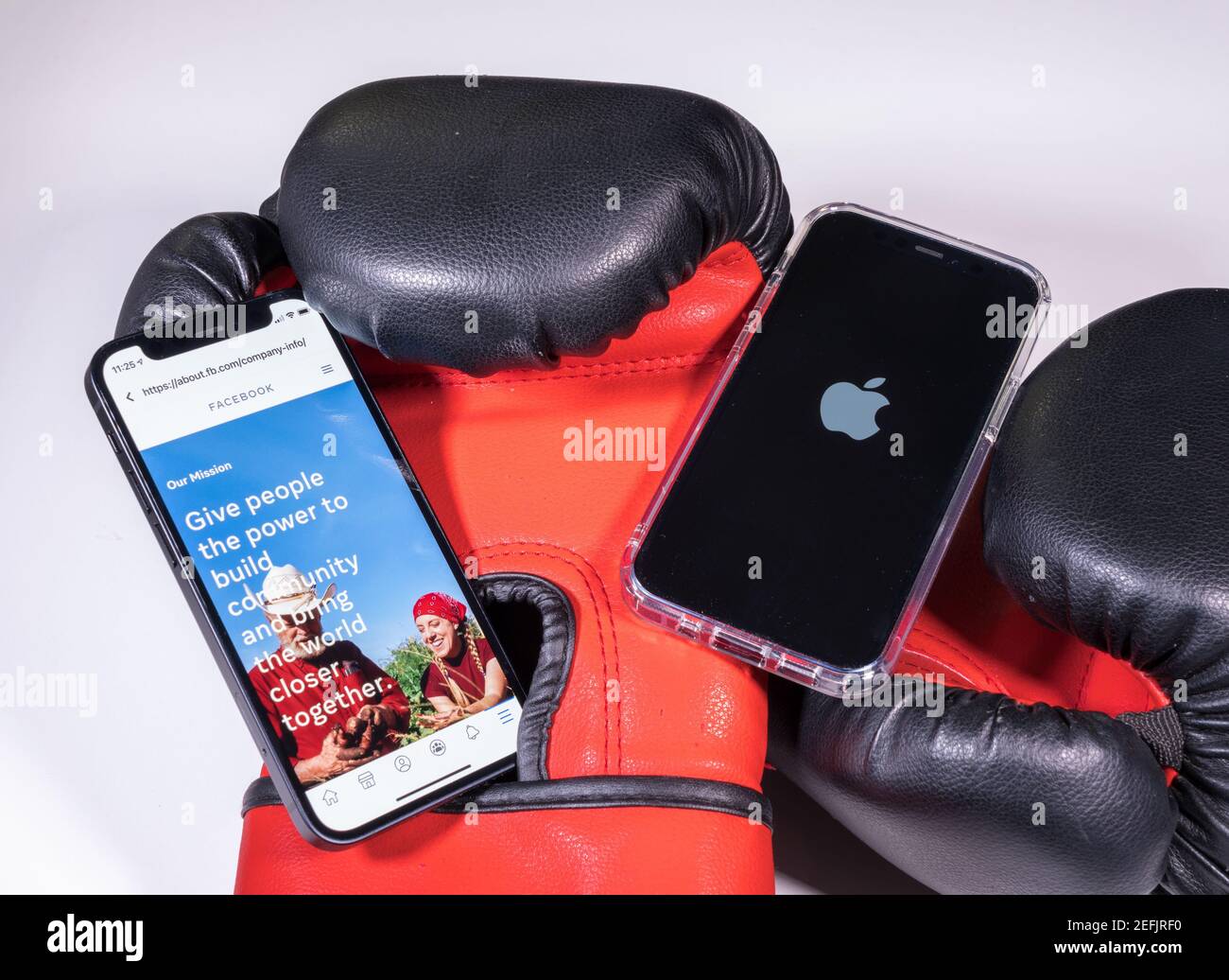 Iphone people winning hi-res stock photography and images - Alamy