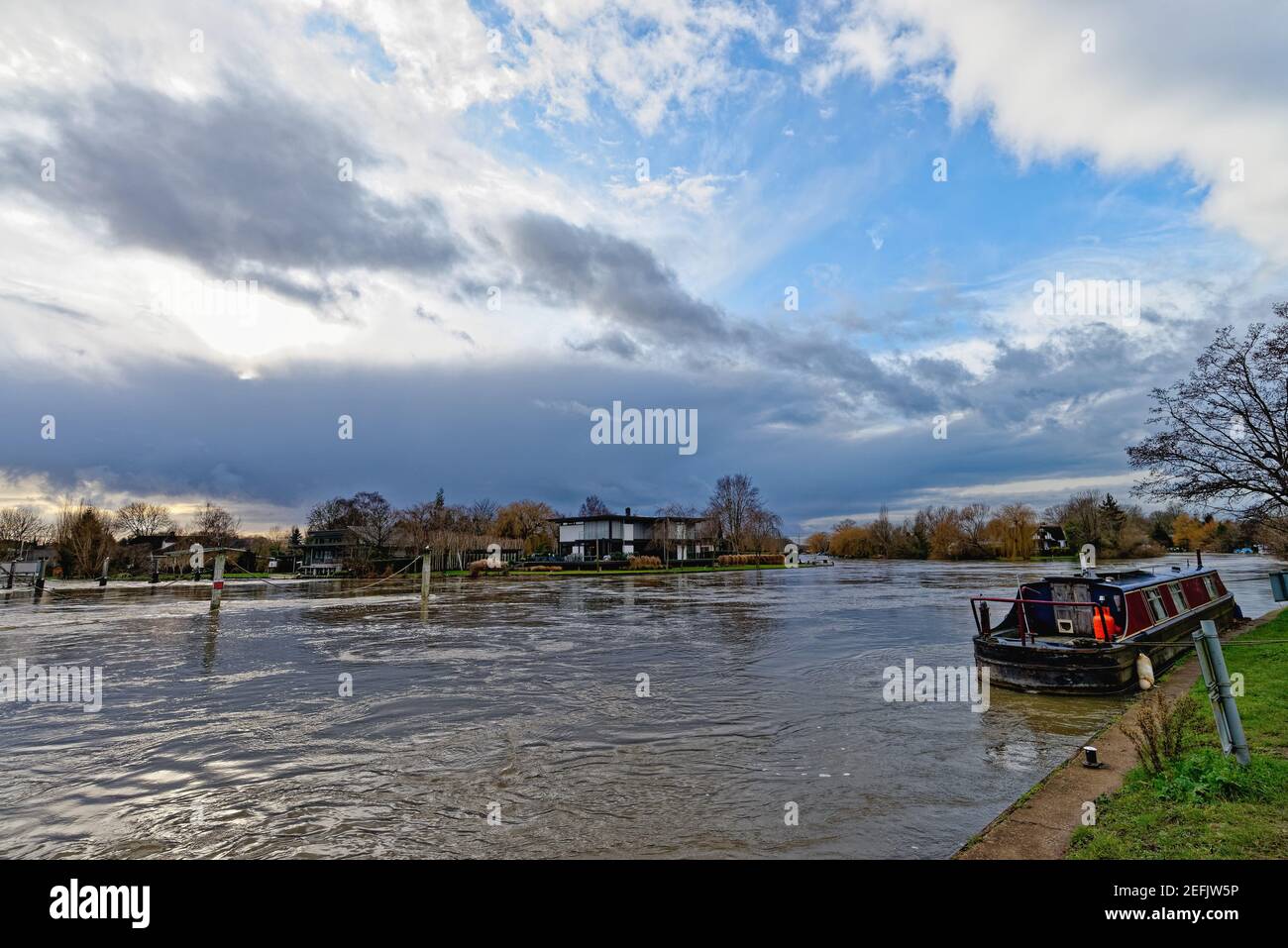 The River Thames in full flood after heavy rainfall, Shepperton lock ...