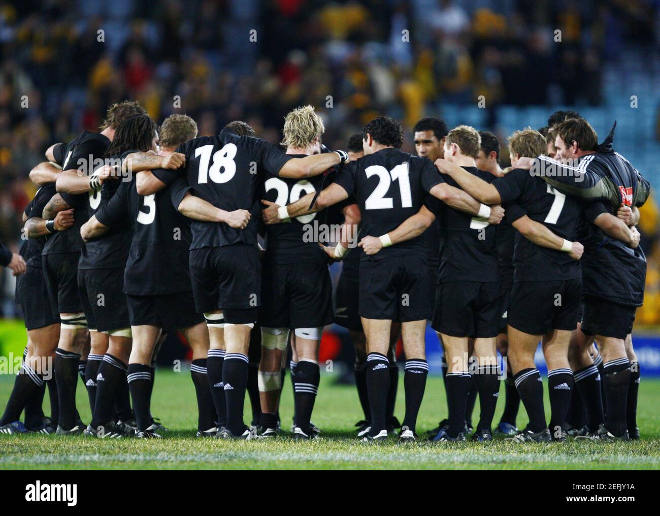 Australia rugby team huddle hi-res stock photography and images - Alamy