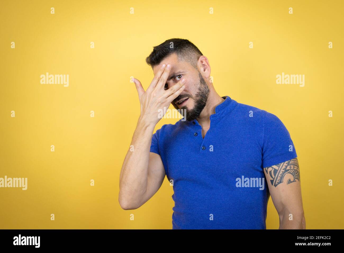 Man peeking over wall hi-res stock photography and images - Alamy