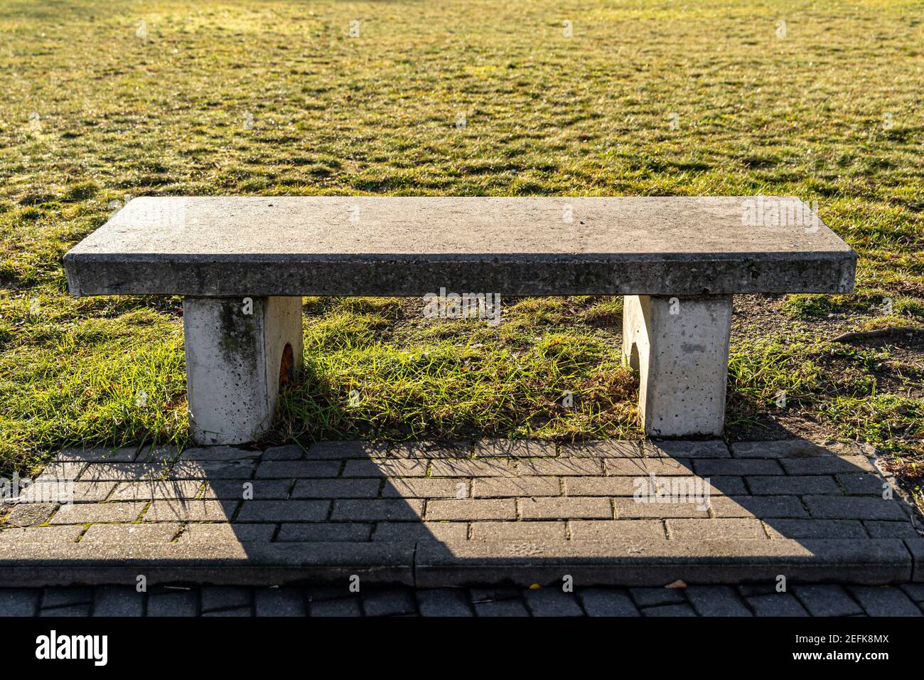 Empty park bench hi-res stock photography and images - Alamy