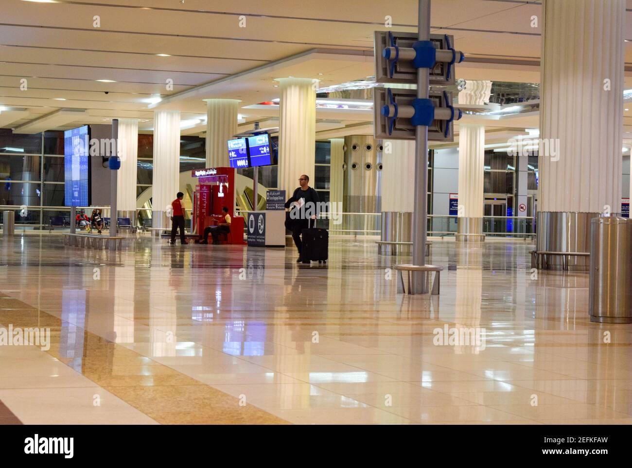 Passengers inside Dubai International Airport terminal 3 Stock Photo ...