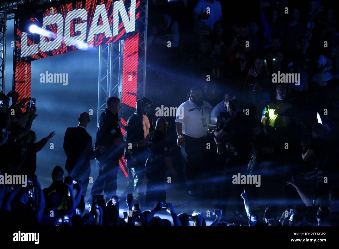 Logan paul boxing hi-res stock photography and images - Alamy