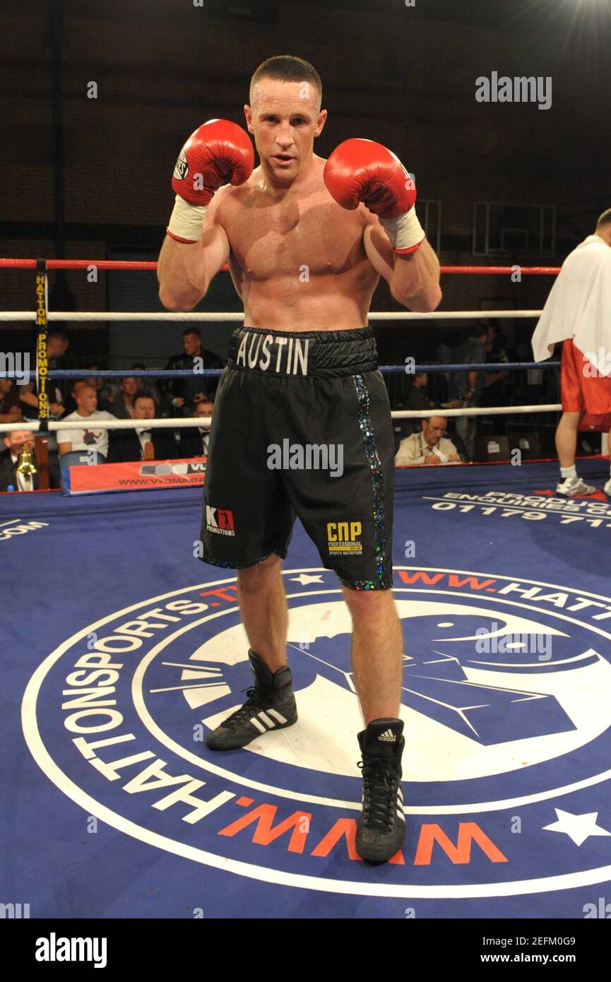 Boxing oldham action hi-res stock photography and images - Alamy