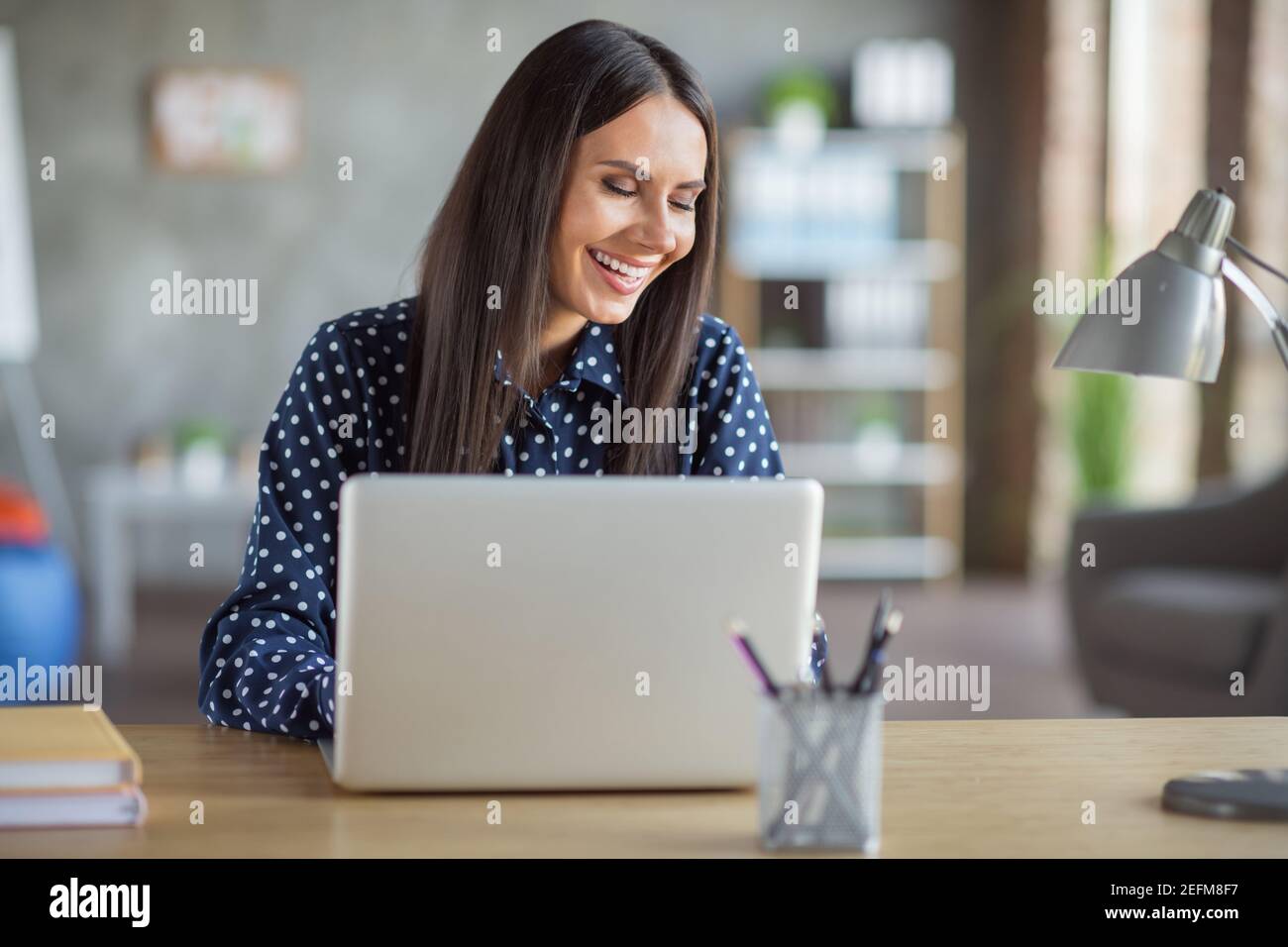 Photo of young cheerful positive good mood smiling happy businesswoman ...