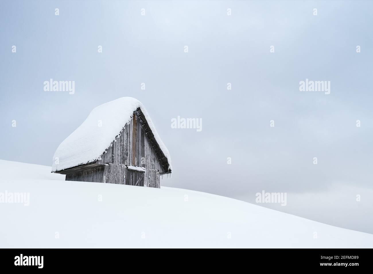 Snowed wooden house hi-res stock photography and images - Alamy