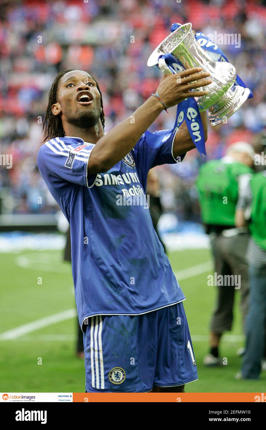 Drogba chelsea trophy hi-res stock photography and images - Alamy