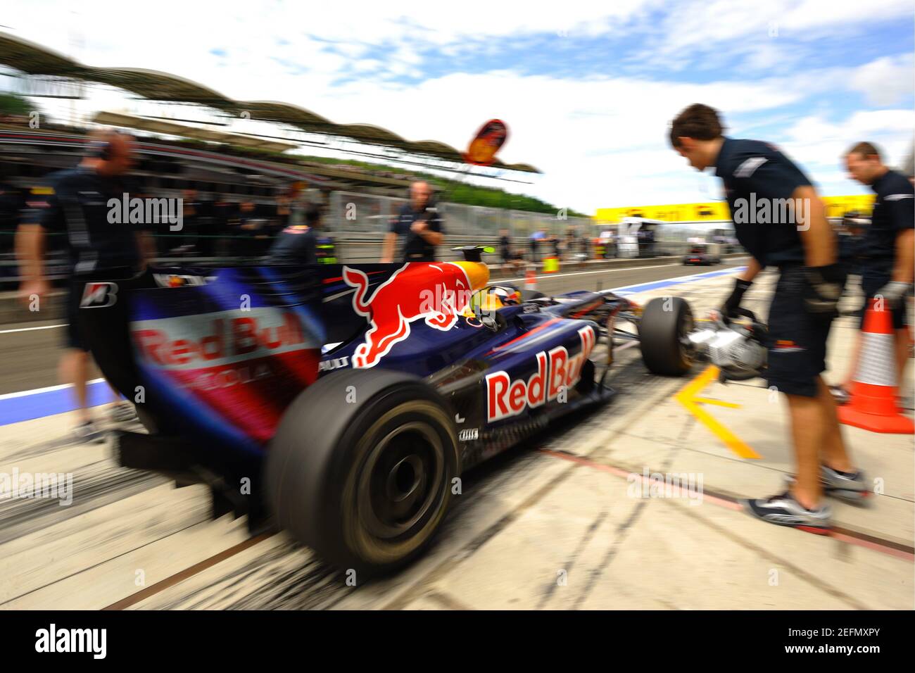 Red bull racing pit stop hi-res stock photography and images - Alamy
