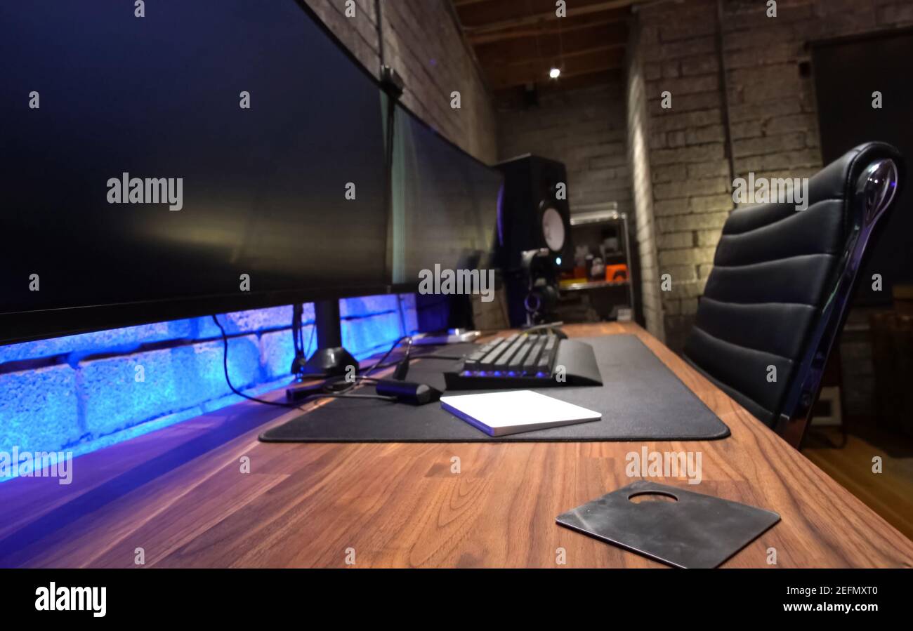 Two monitors hi-res stock photography and images - Alamy