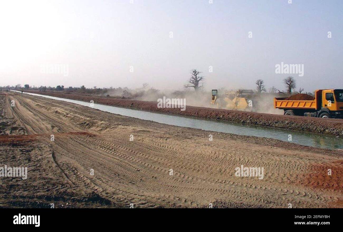 Office du niger mali canal construction 2006 Stock Photo - Alamy
